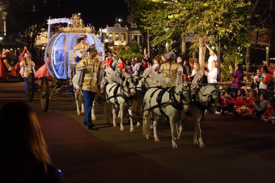 Review: The 2018 Edition of Mickey's Very Merry Christmas Party ("MVMCP ...